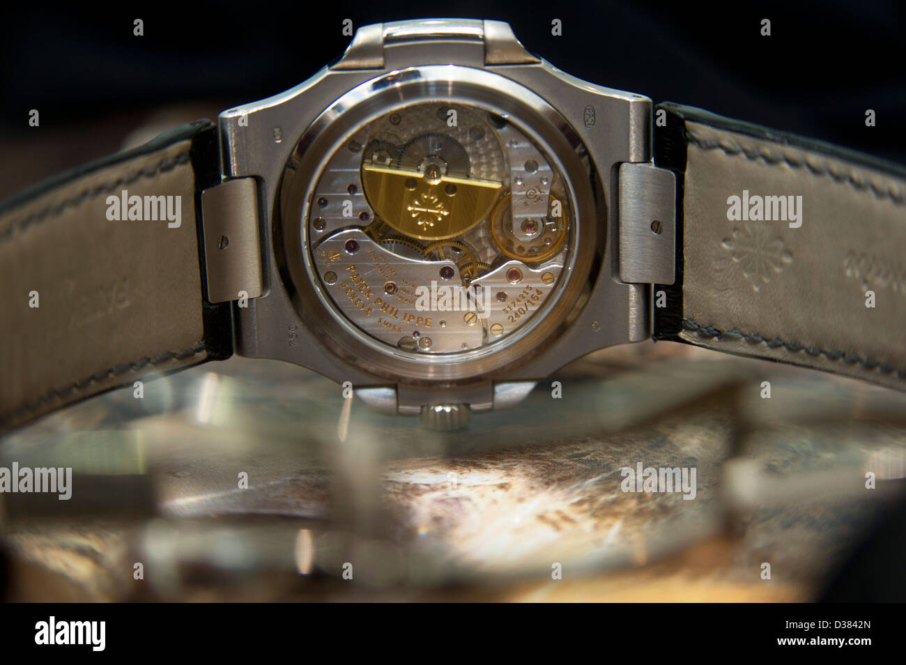 Quartz crystal mechanism hi-res stock photography and images - Alamy
