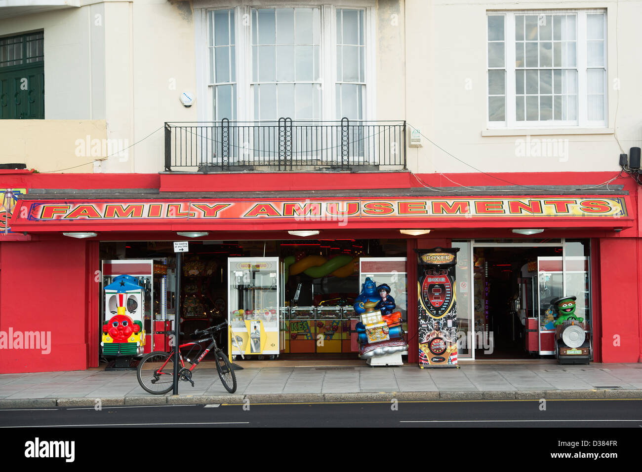 Funfair games arcade hi-res stock photography and images - Alamy