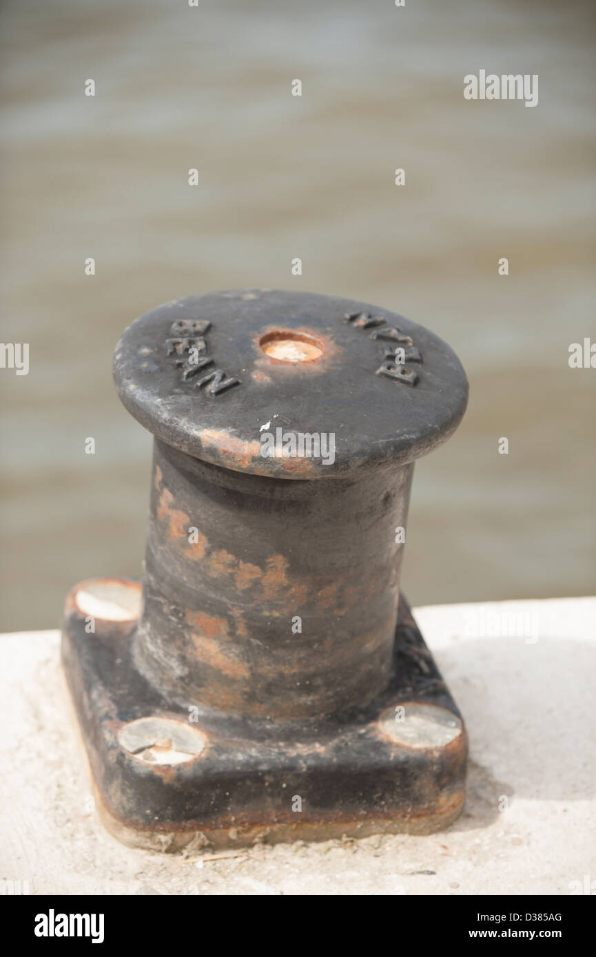 Ships bollard hi-res stock photography and images - Alamy