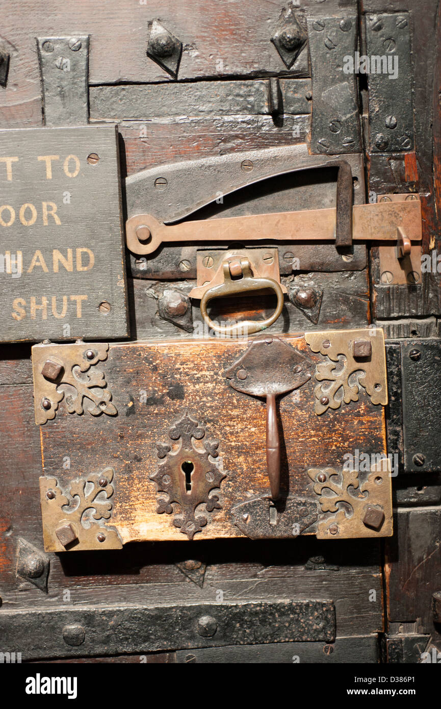 Ancient door lock hi-res stock photography and images - Alamy