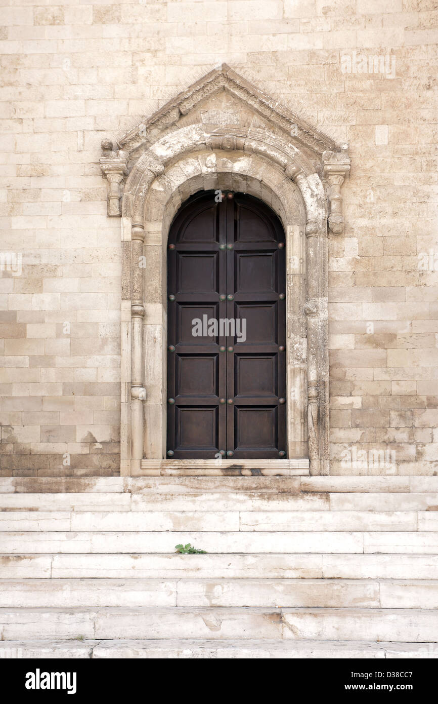 Old Italian Doorway and Arch. Bari. Italy Stock Photo - Alamy