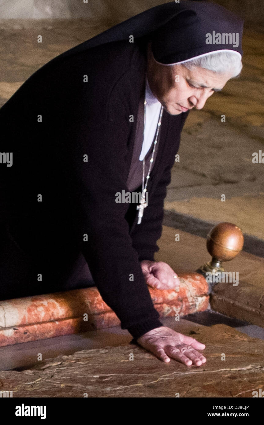 Jesus christ is laid in the grave hi-res stock photography and images ...