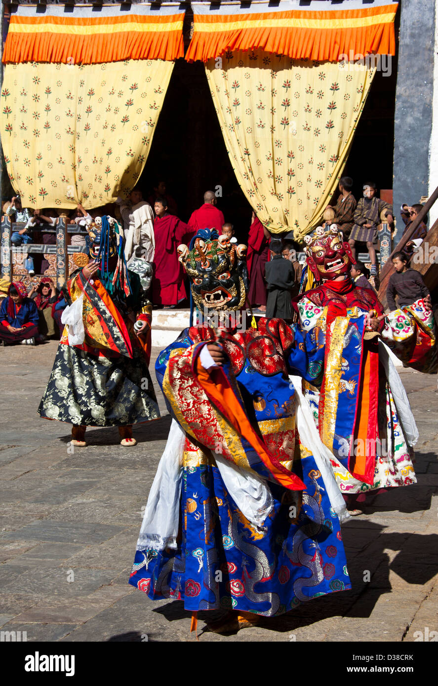 Performing dancer at yearly ritual tsechu festival, Trongsa Dzong, Bhutan Stock Photo - Alamy