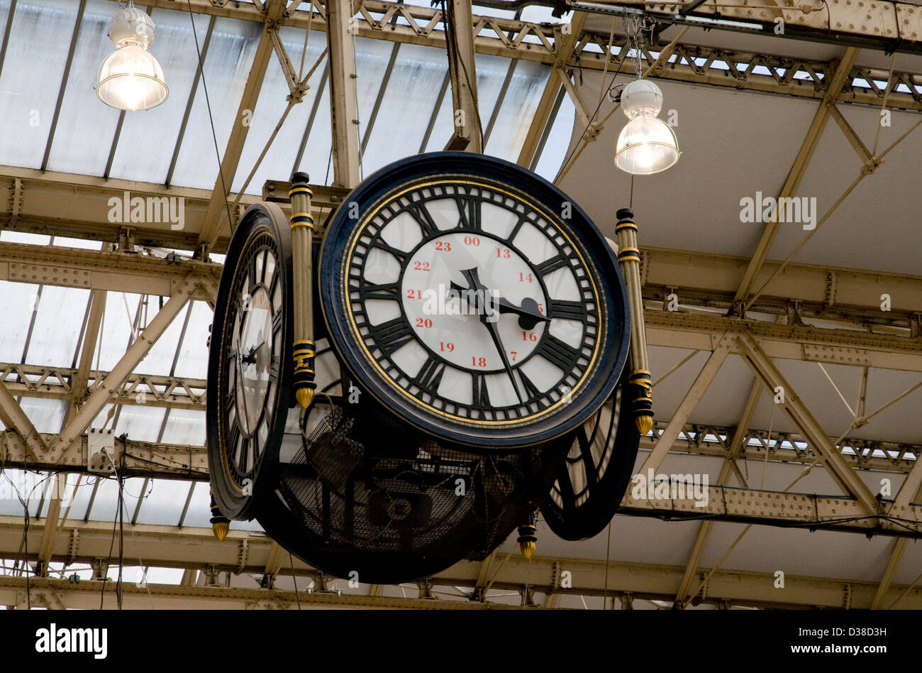 Waterloo clock face hi-res stock photography and images - Alamy