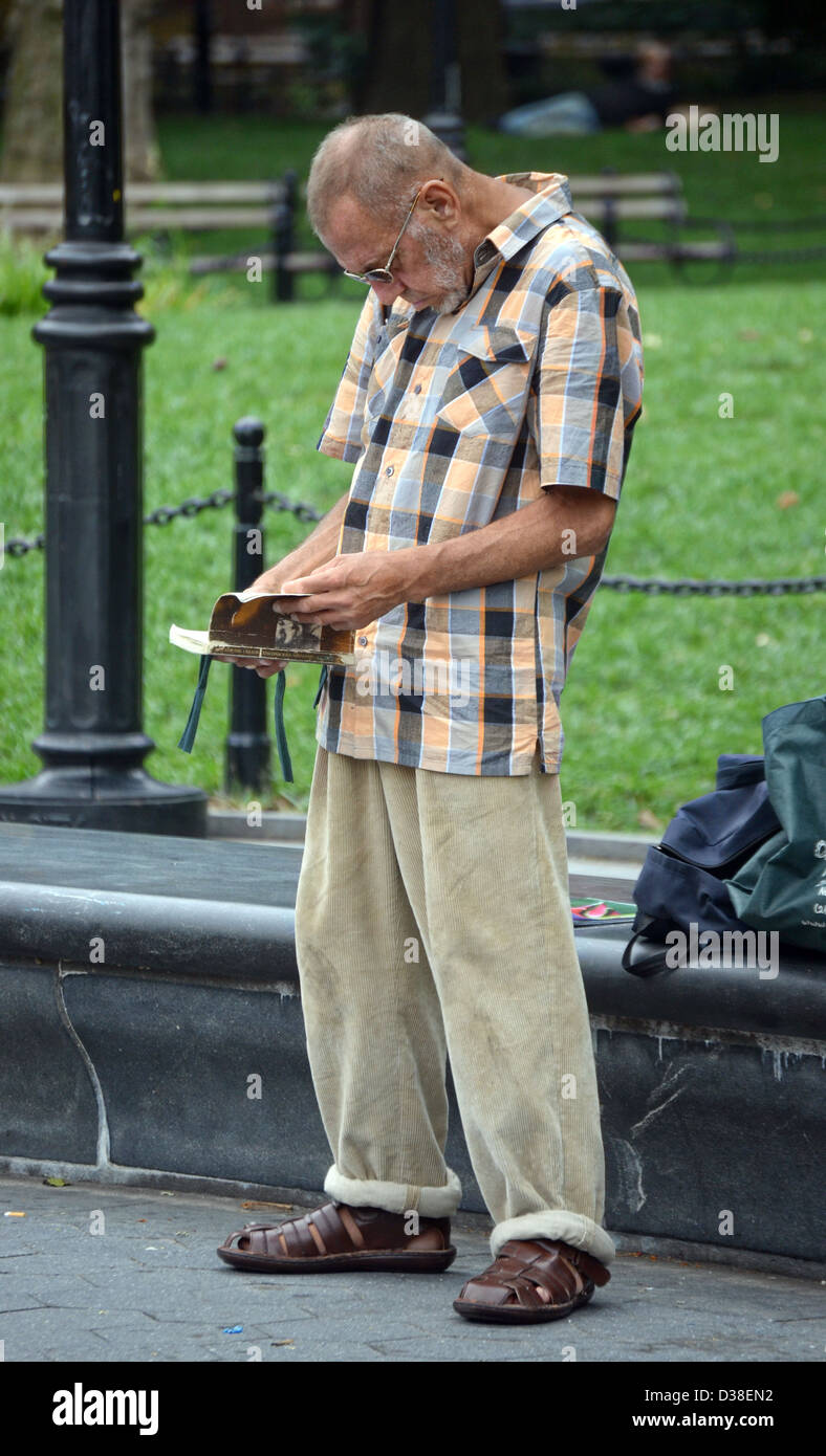 Stooped posture hi-res stock photography and images - Alamy