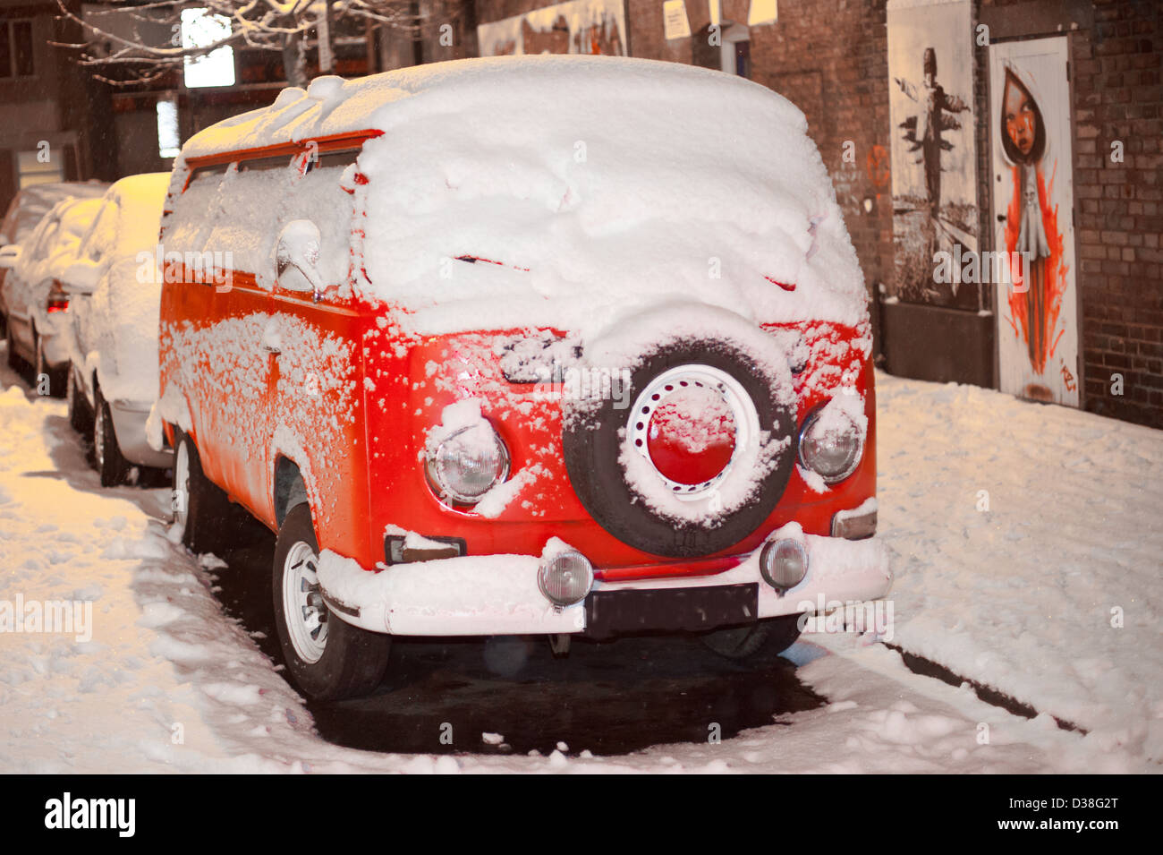 Red bus snow hi-res stock photography and images - Alamy