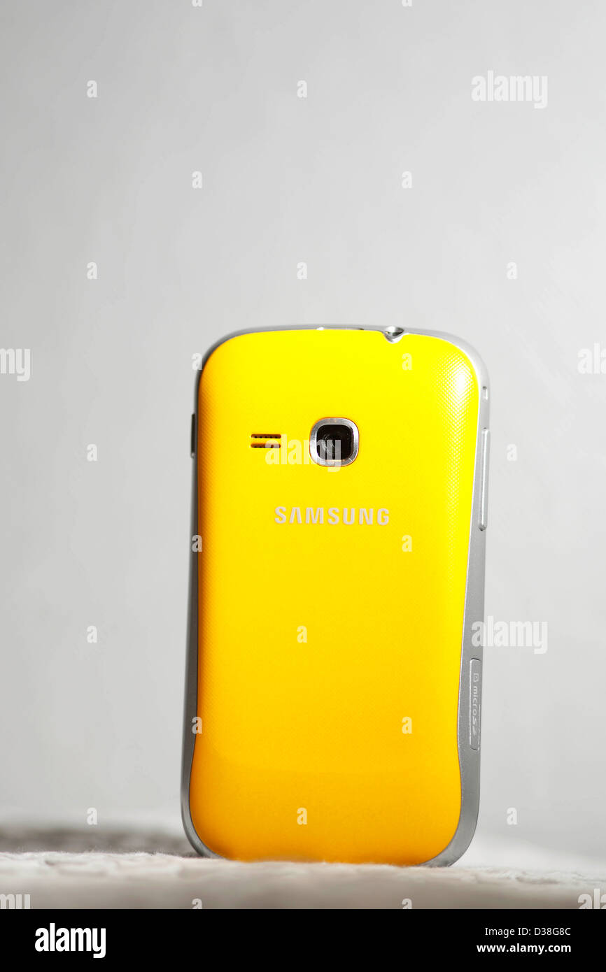 A yellow Samsung mobile phone Stock Photo - Alamy