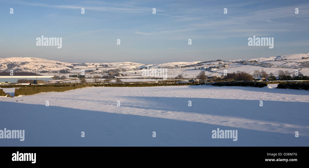 Farmhouse in the snow hi-res stock photography and images - Alamy