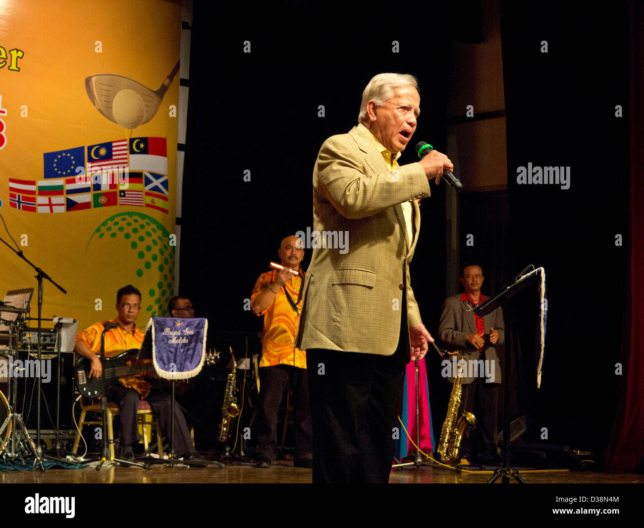 Governor of Melaka, Tun Datuk Seri Utama Mohd khalil Bn Yaakob sings "I ...