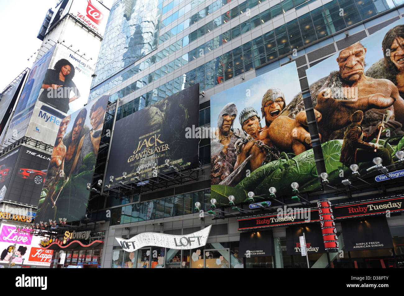 Billboards new york hi-res stock photography and images - Alamy