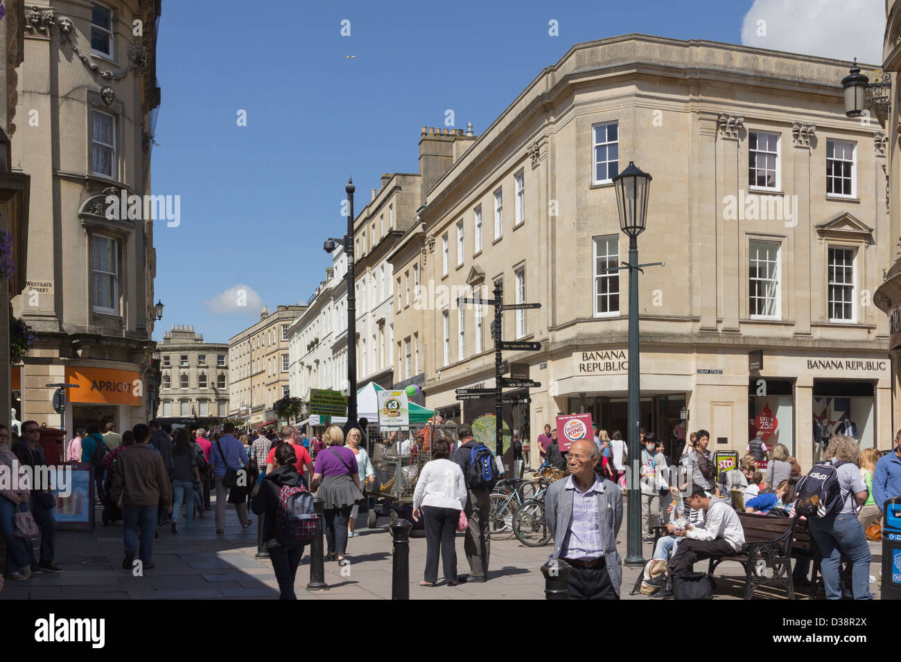 Crowded busy visitors tourists crowds pedestrians hi-res stock ...