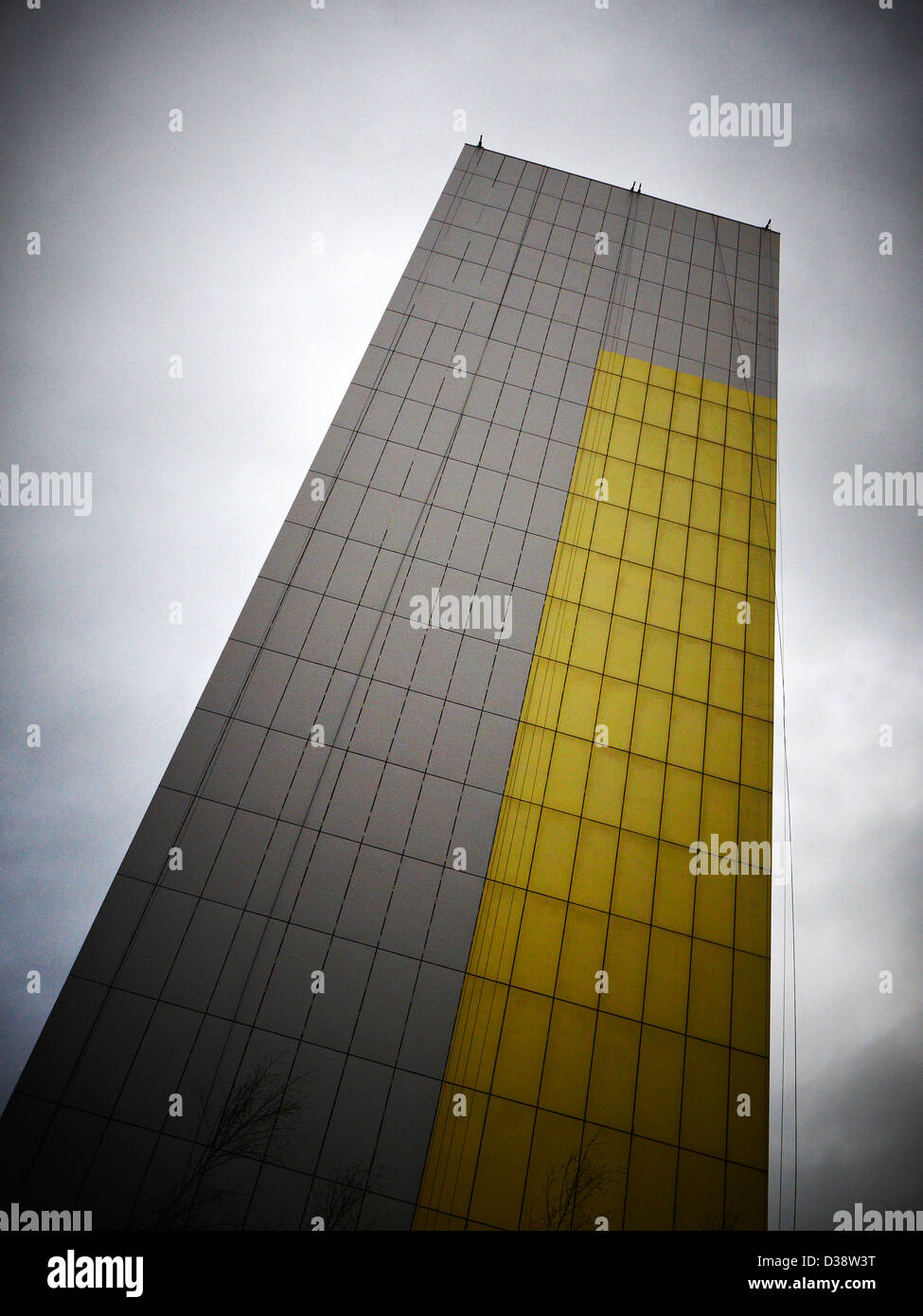 Replacing cladding on Manchester One building, formerly Portland Tower ...