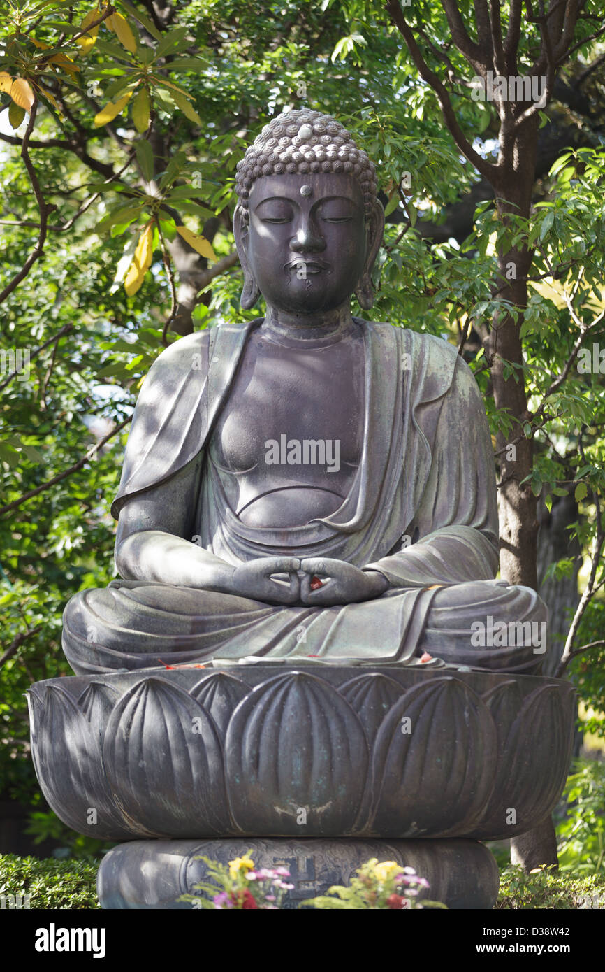 Bronze Japanese Buddha statue in temple garden , Kyoto, Japan Stock ...