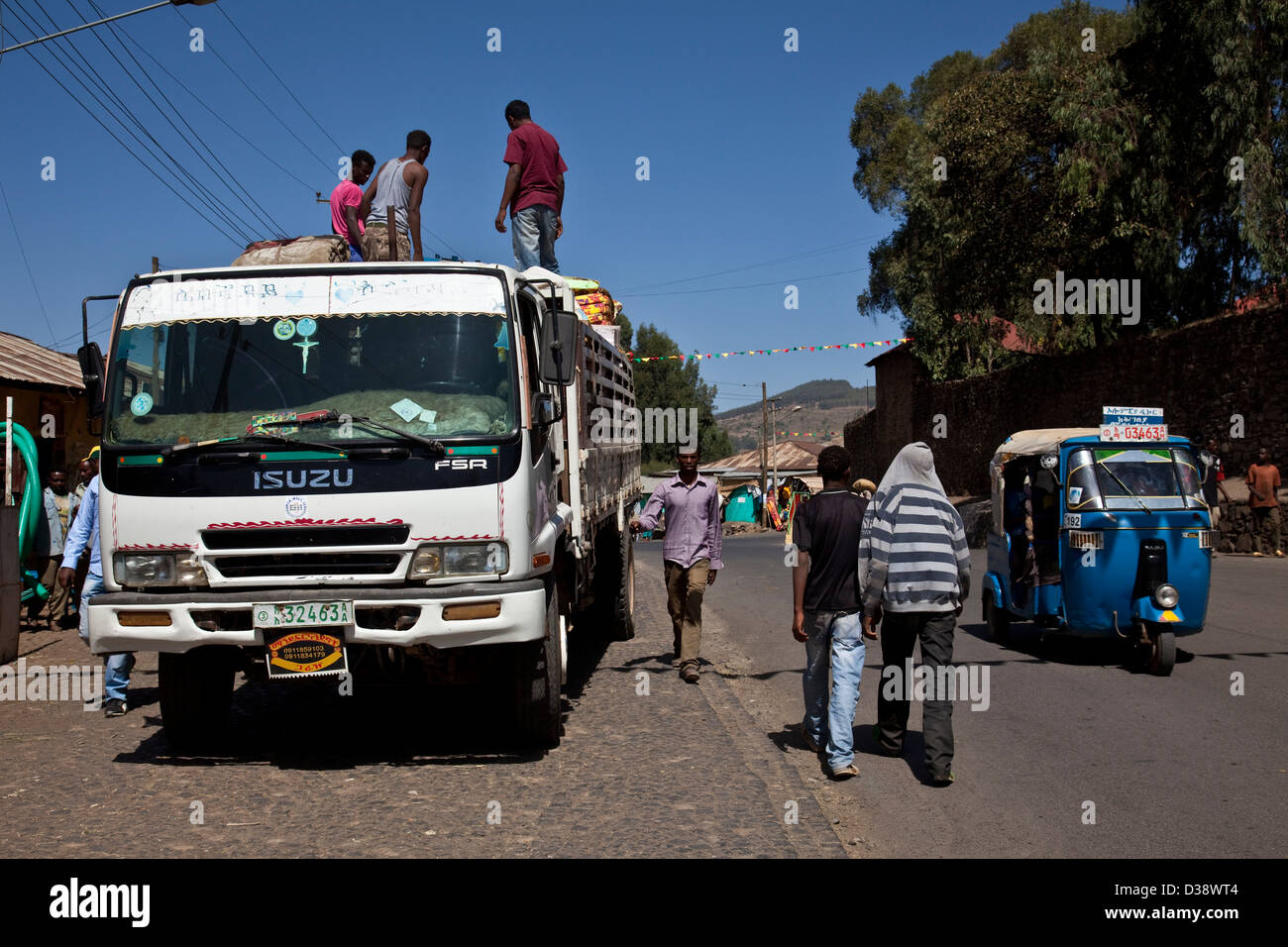 Lorry being loaded with goods, Gondar, Ethiopia Stock Photo - Alamy
