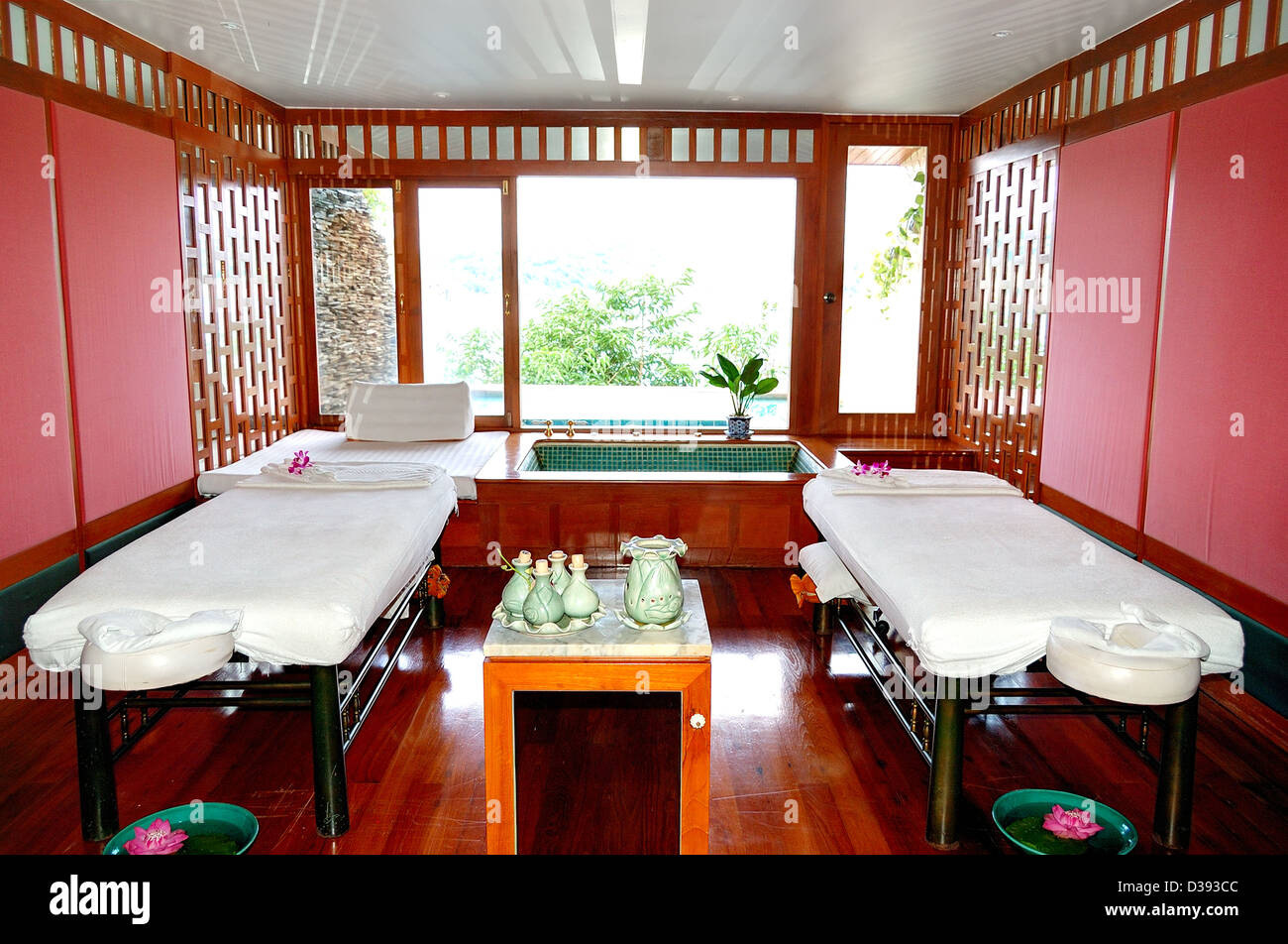 SPA massage bed at luxury hotel, Phuket, Thailand Stock Photo - Alamy