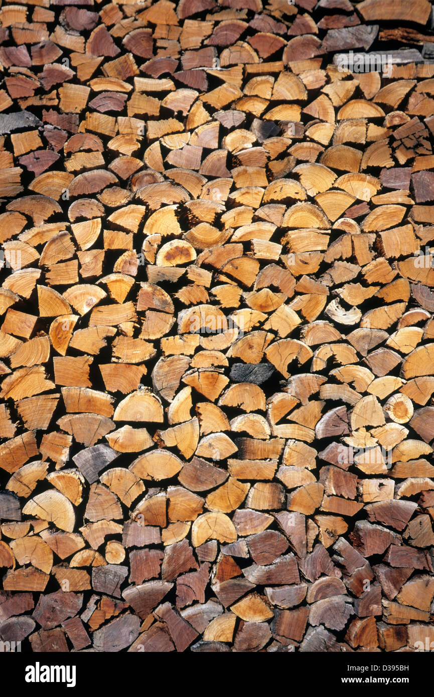 Patterns, wood logs piled up in patterns Stock Photo - Alamy