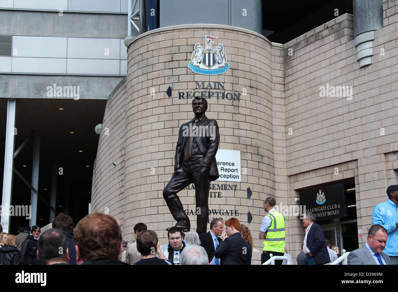 Bobby Robson Statue outside St james' Park, Newcastle united Stock ...