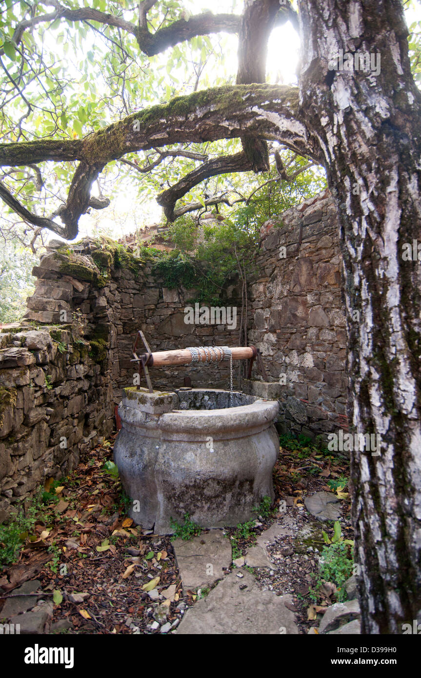 Medieval well village hi-res stock photography and images - Alamy