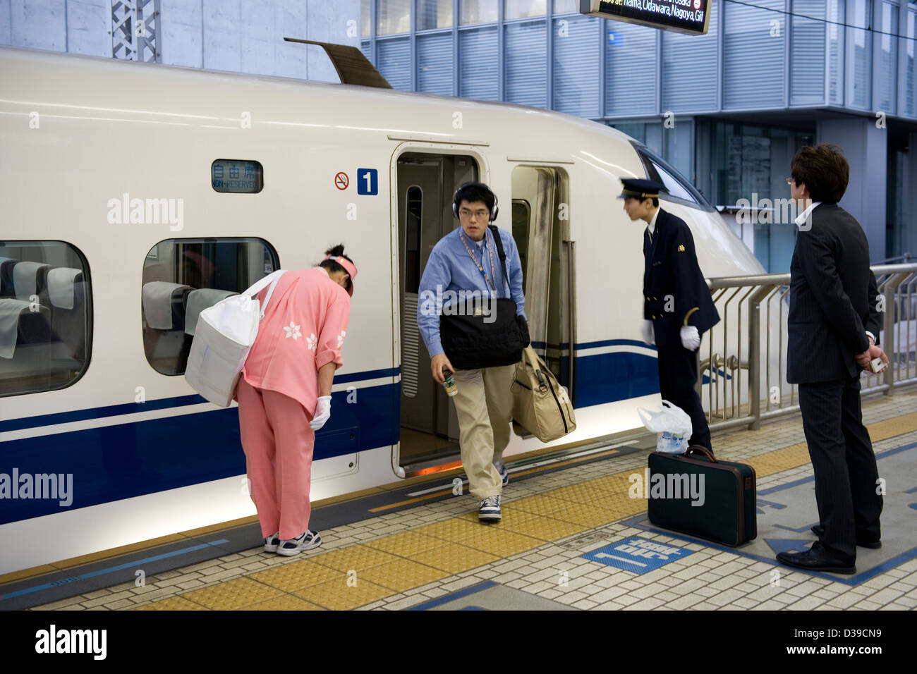Shinkansen train cleaning hi-res stock photography and images - Alamy