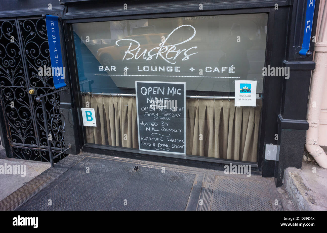 A buskers bar in Lower Manhattan in New York City Stock Photo - Alamy