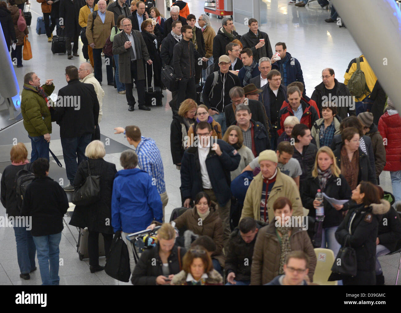 Airport security queue hi-res stock photography and images - Alamy