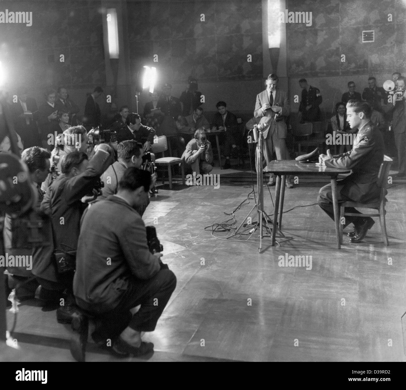 (dpa) - Shortly after arriving at Ray Barracks in Friedberg, Germany ...