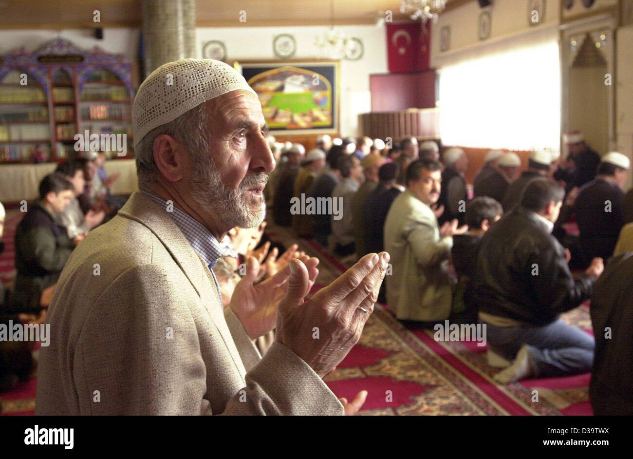 Kneel hi-res stock photography and images - Alamy