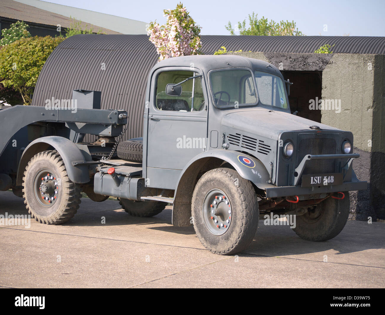 A Bedford OX tractor unit with "Queen Mary"R.A.F. Aircraft Recovery ...