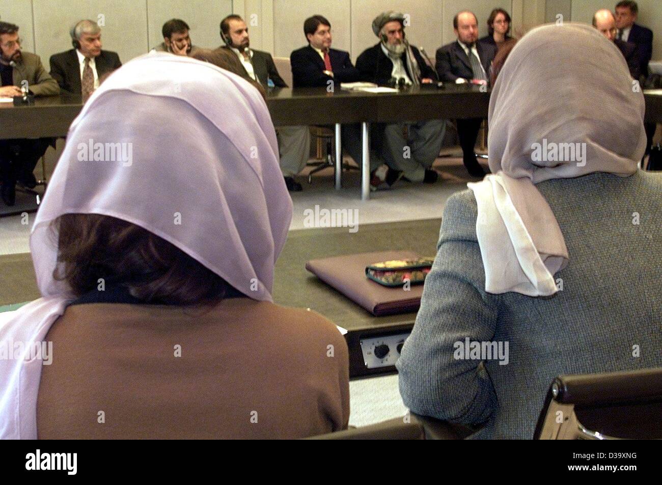 (dpa) - Sima Wali (l) und Rona Mansuri (r), female delegates of the ...
