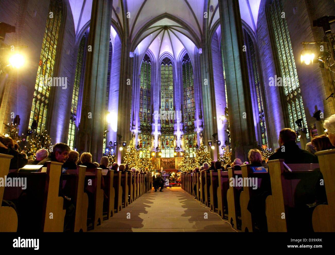 (dpa) - A view into the St. Maria church in Soest, Germany, 20 December ...