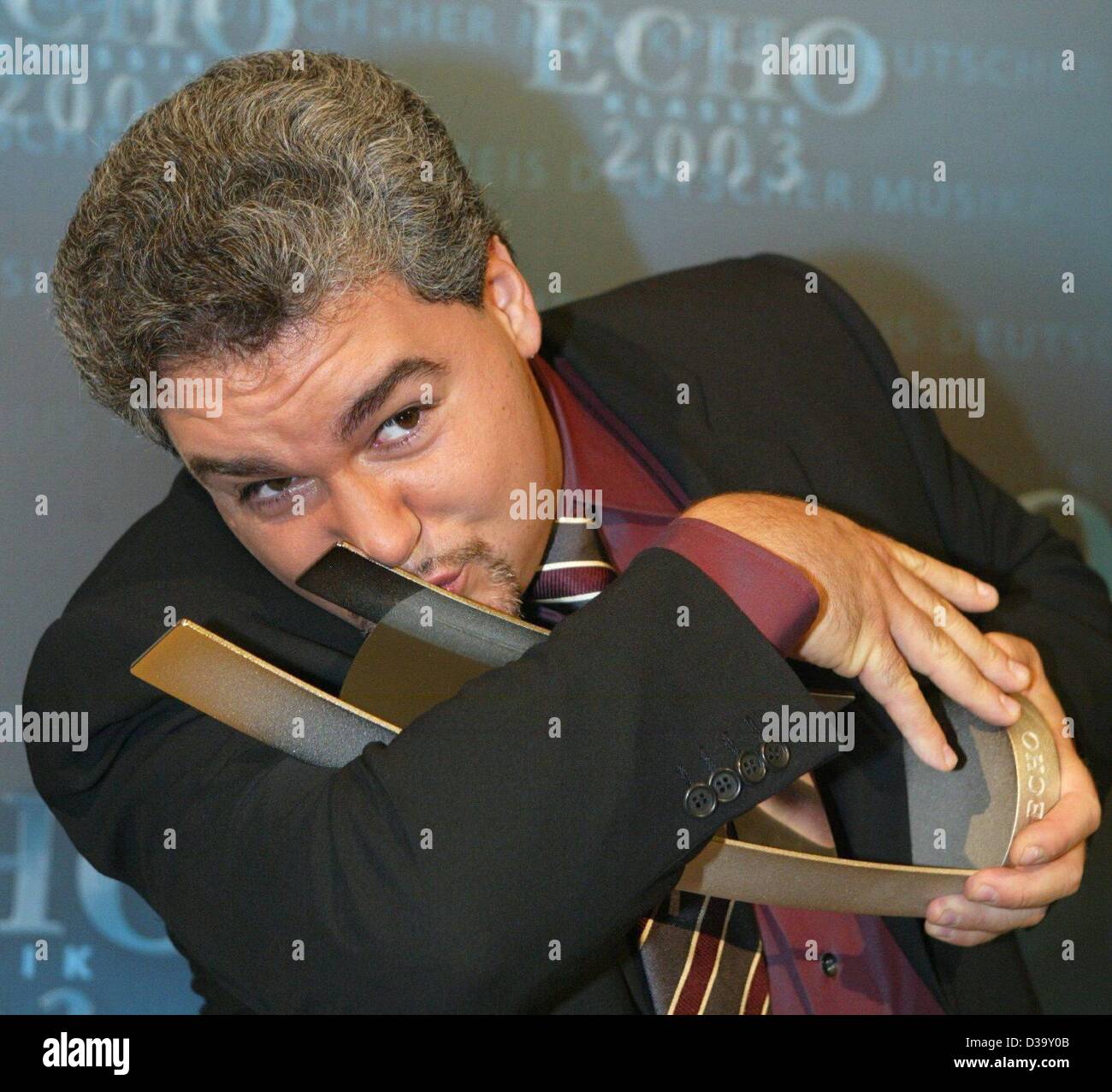 Italian tenor Salvatore Licitra kisses and hugs the 'Echo Classic ...