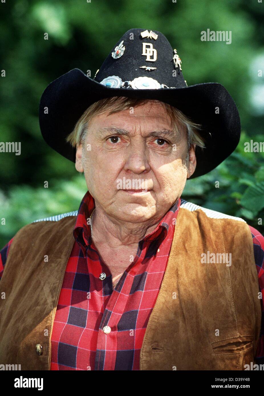 Arts culture entertainment ace music celebrities smiling hat singer ...