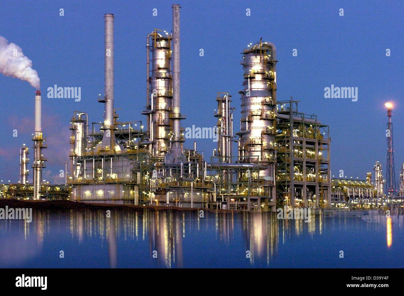 Across decrease hi-res stock photography and images - Alamy