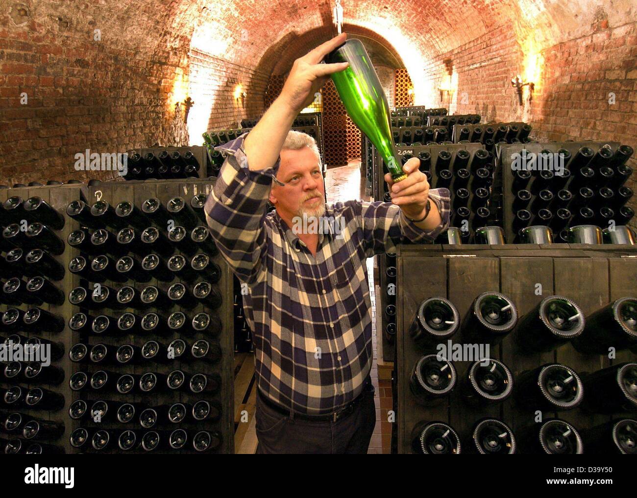 Shaking champagne hi-res stock photography and images - Alamy