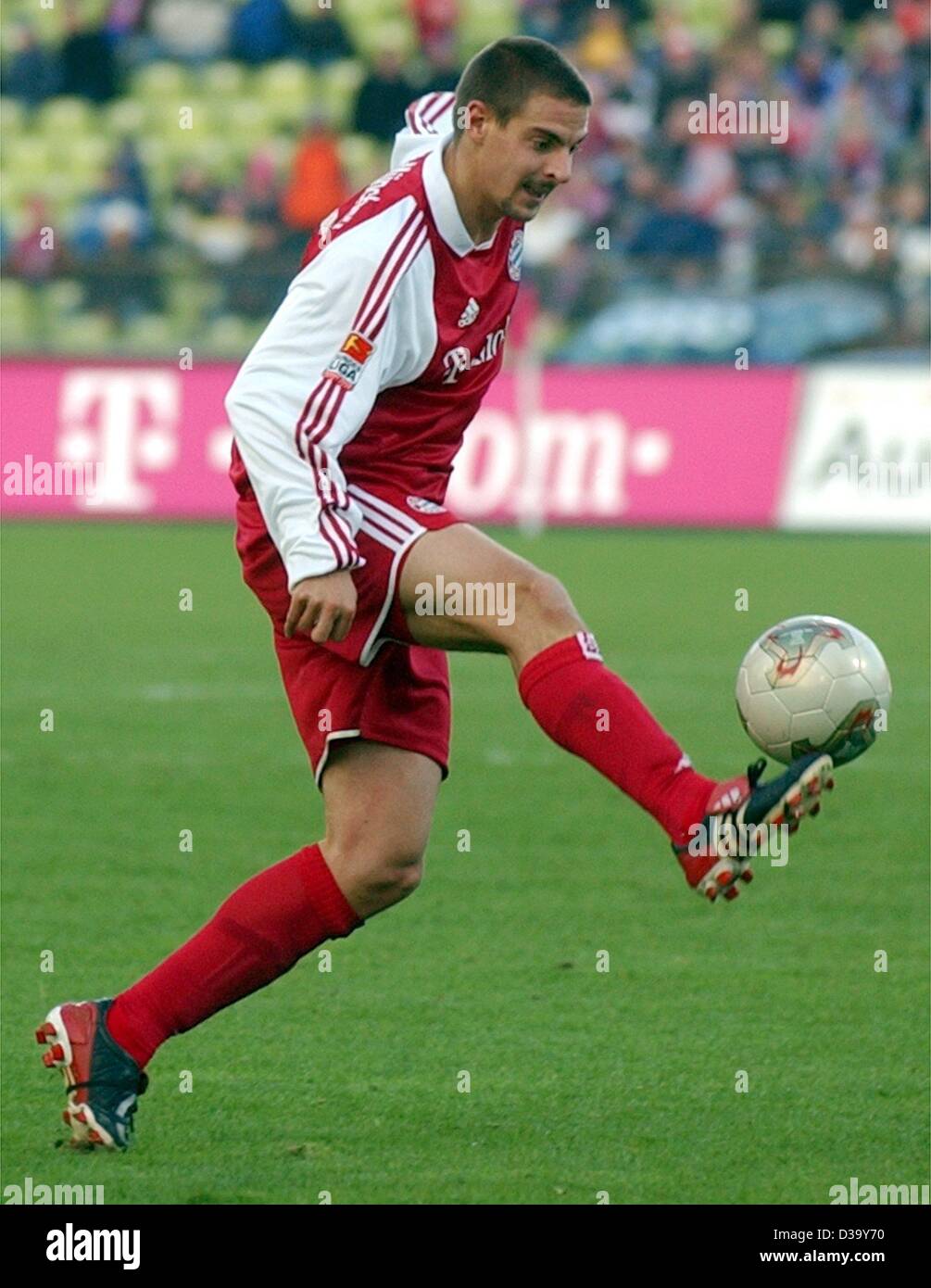 Sebastian Deisler, soccer player at FC Bayern Munich, kicks the ball in ...
