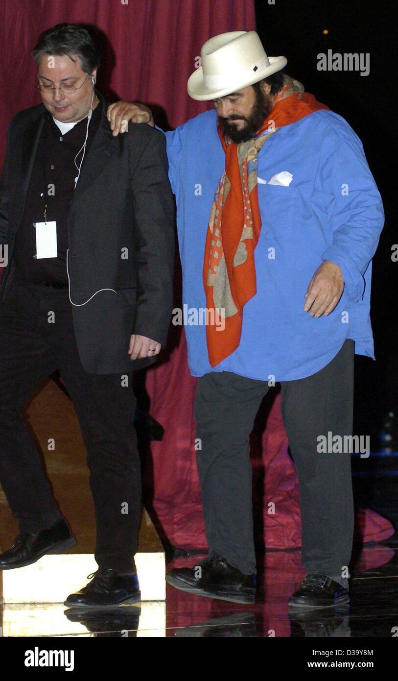 (dpa) - Italian opera singer Luciano Pavarotti and an unidentified man ...