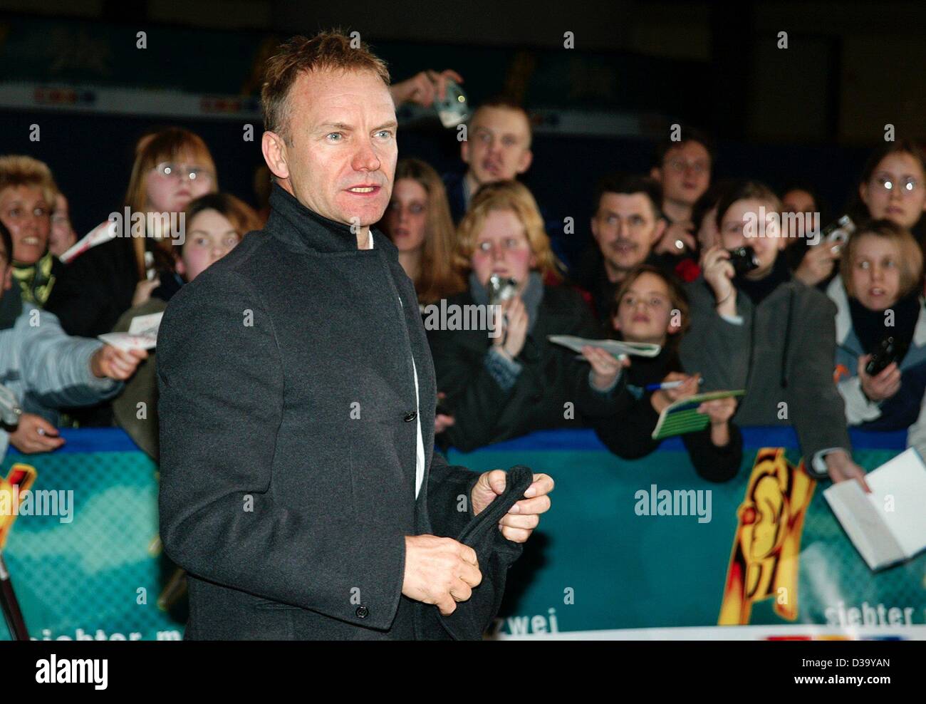 (dpa) British rock singer Sting arrives at the Echo music awards ...
