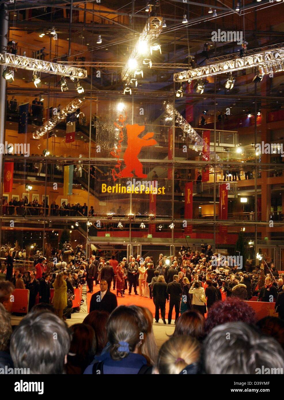 (dpa) - Berlinale: Celebrities, journalists and onlookers crowd the ...
