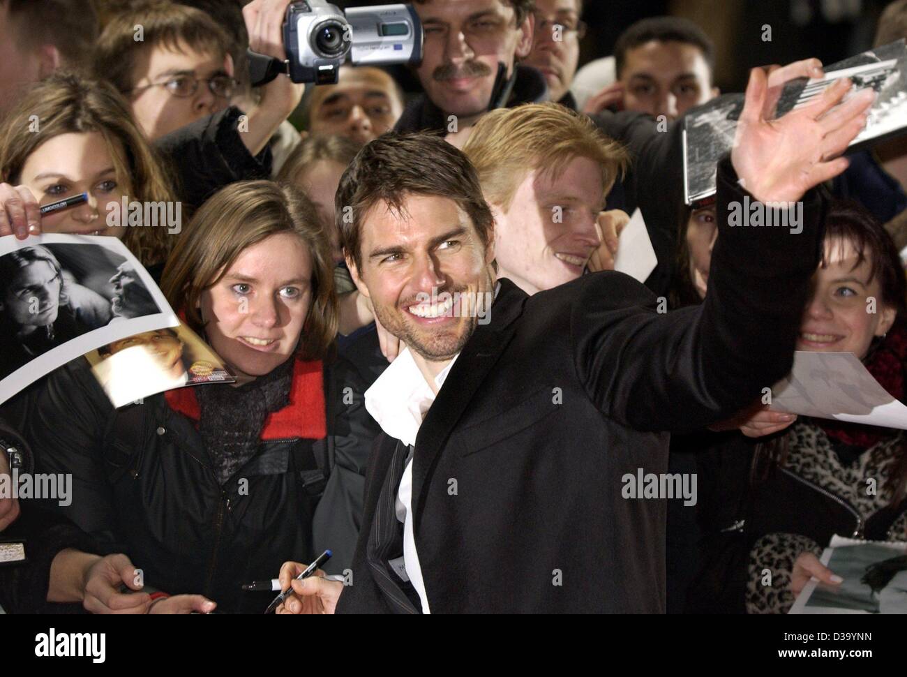 Waves at her fans hi-res stock photography and images - Alamy