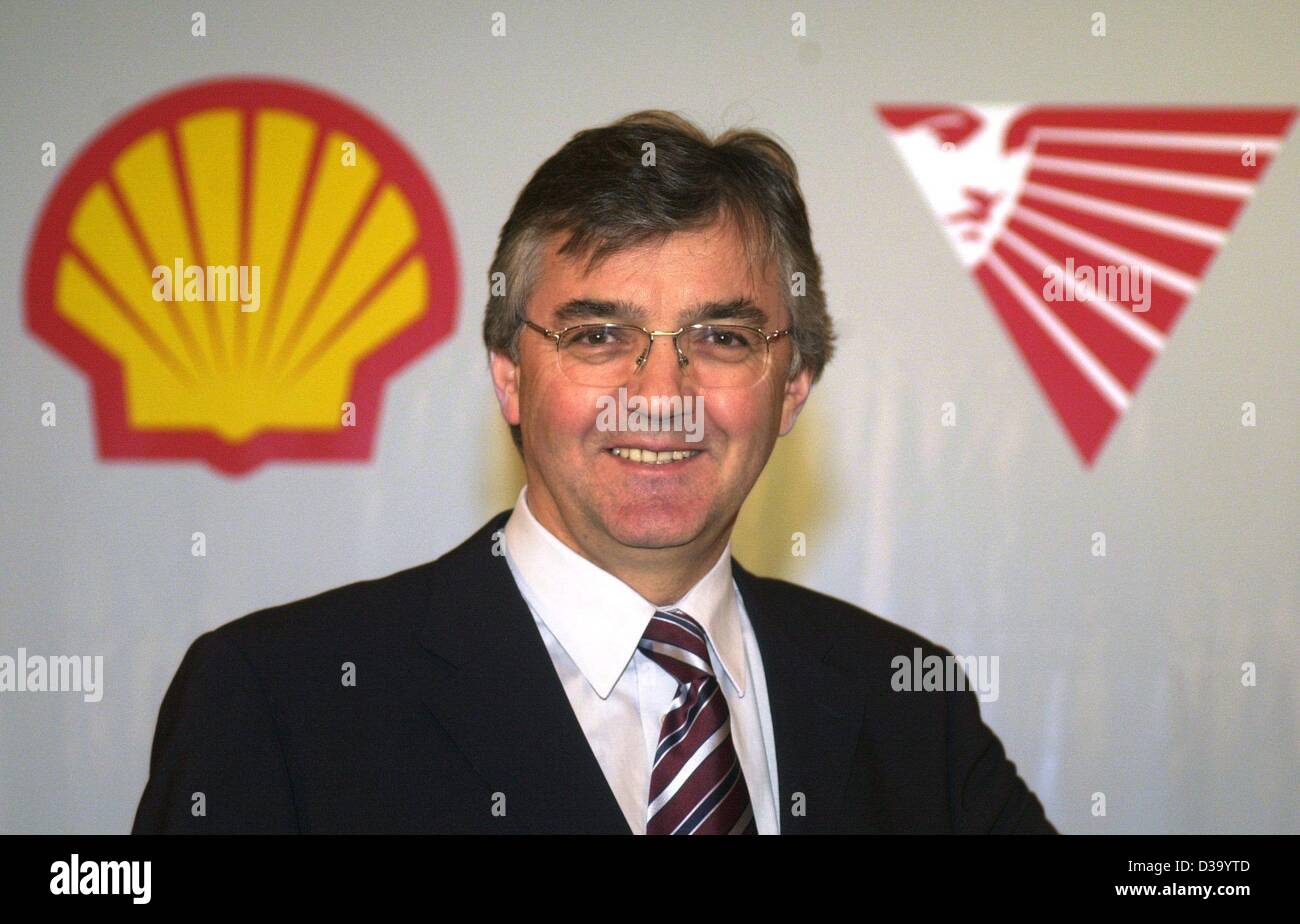 (dpa files) - Josef Waltl, CEO of the petrol corporation Shell & DEA ...