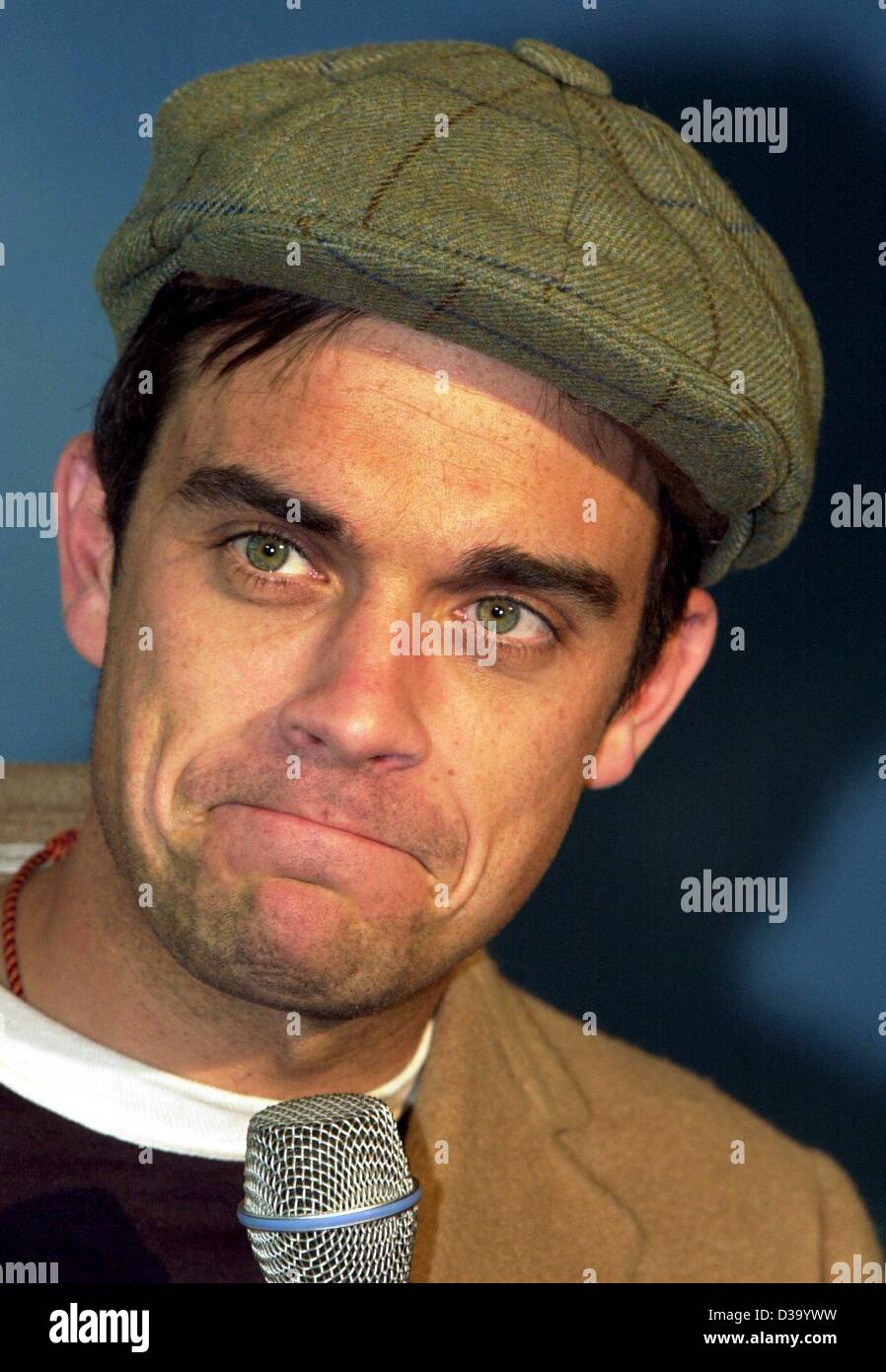 (dpa) - British singer Robbie Williams pictured in Hamburg, 18 April ...