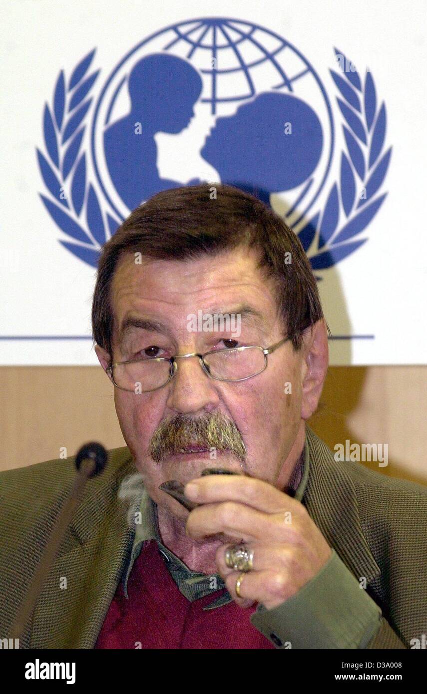 (dpa) - German author Guenter Grass in front of the UNICEF logo in ...