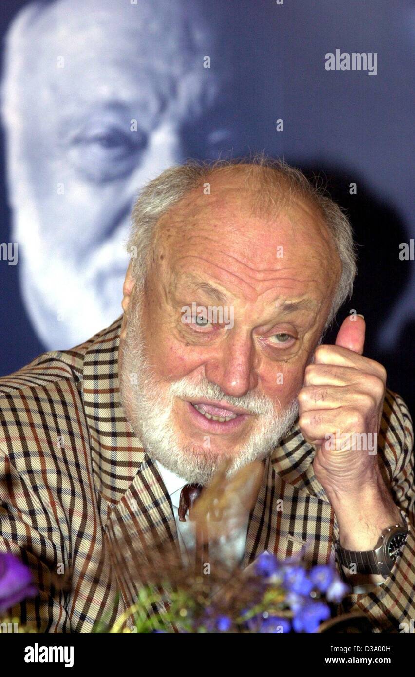(dpa files) - German conductor Kurt Masur speaks in front of a portrait ...
