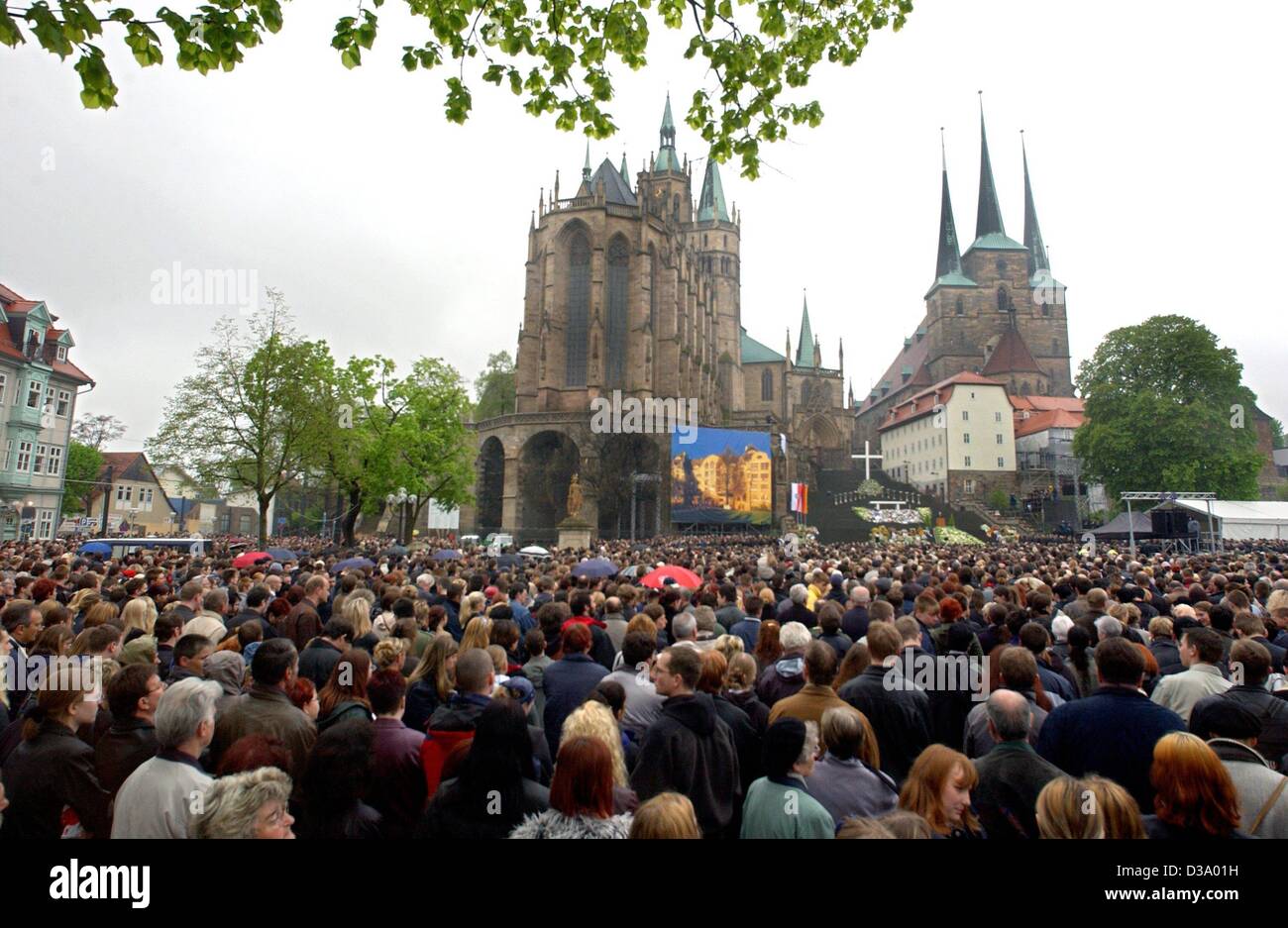 Ten thousands people hi-res stock photography and images - Alamy