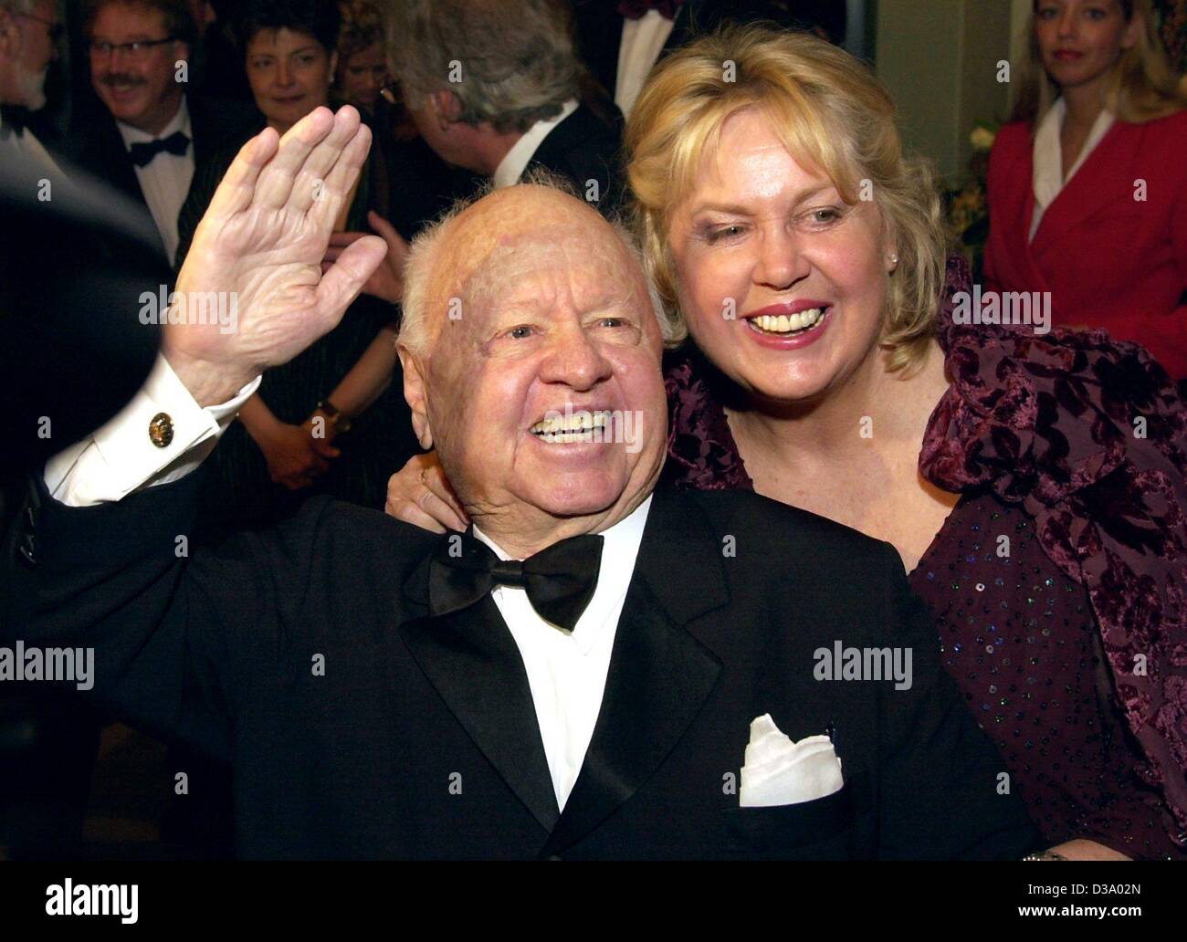 Arts culture entertainment ace cinema celebrities waving laughing ...