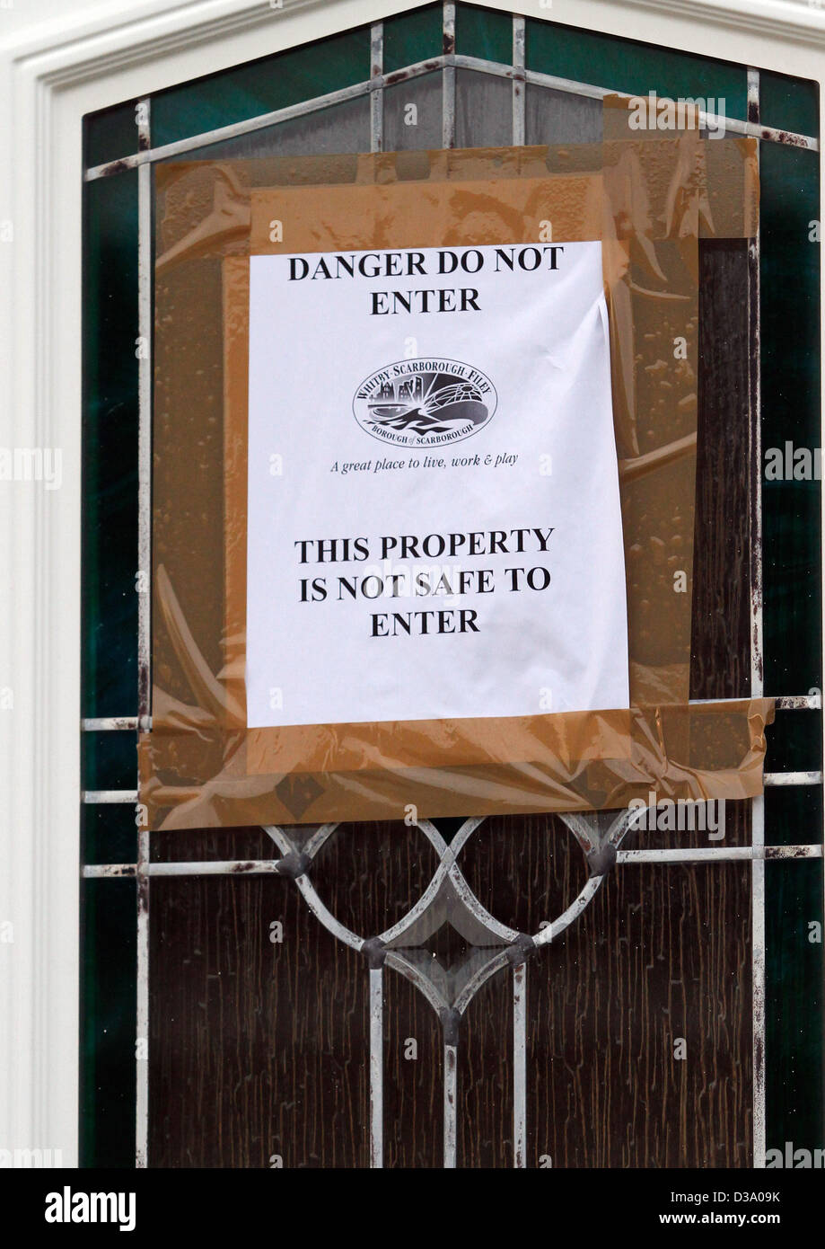 DO NOT ENTER SIGN ON NO.20 DOOR KNIPE POINT HOLIDAY HOMES ON CLIFF EDGE ...