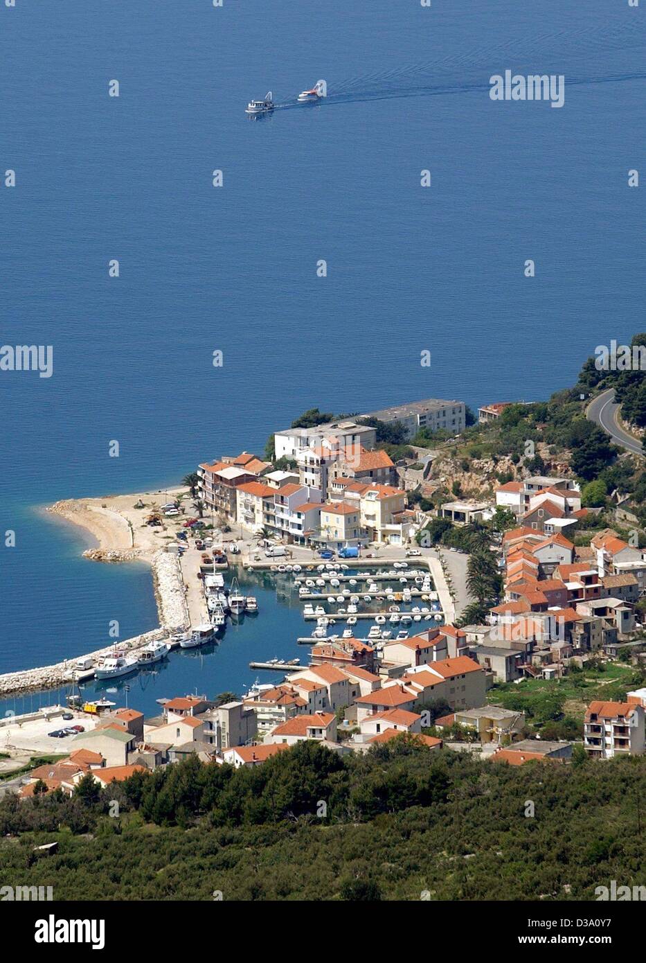 (dpa) - View over Podgora, a holiday resort on the 70 km long Croatian ...