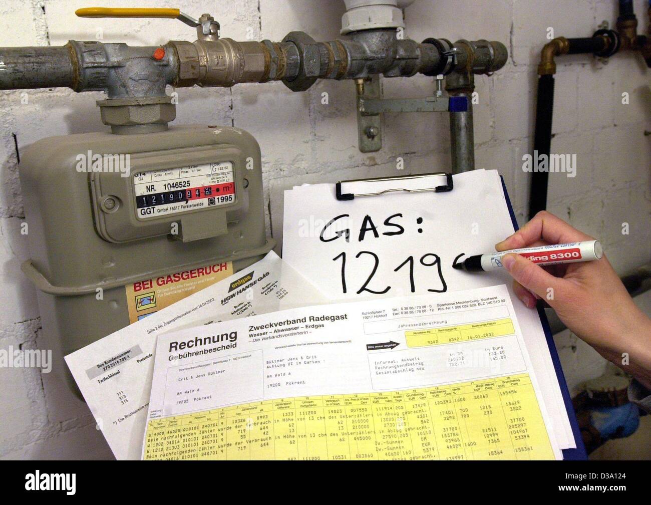 (dpa) - A gas counter and a gas invoice are being checked in a ...