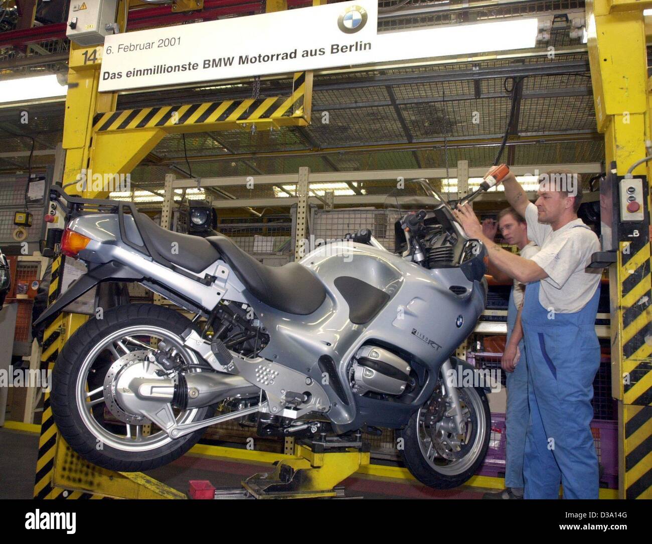 (dpa) - Mechanics of the BMW motorbike factory in Berlin finish the one ...