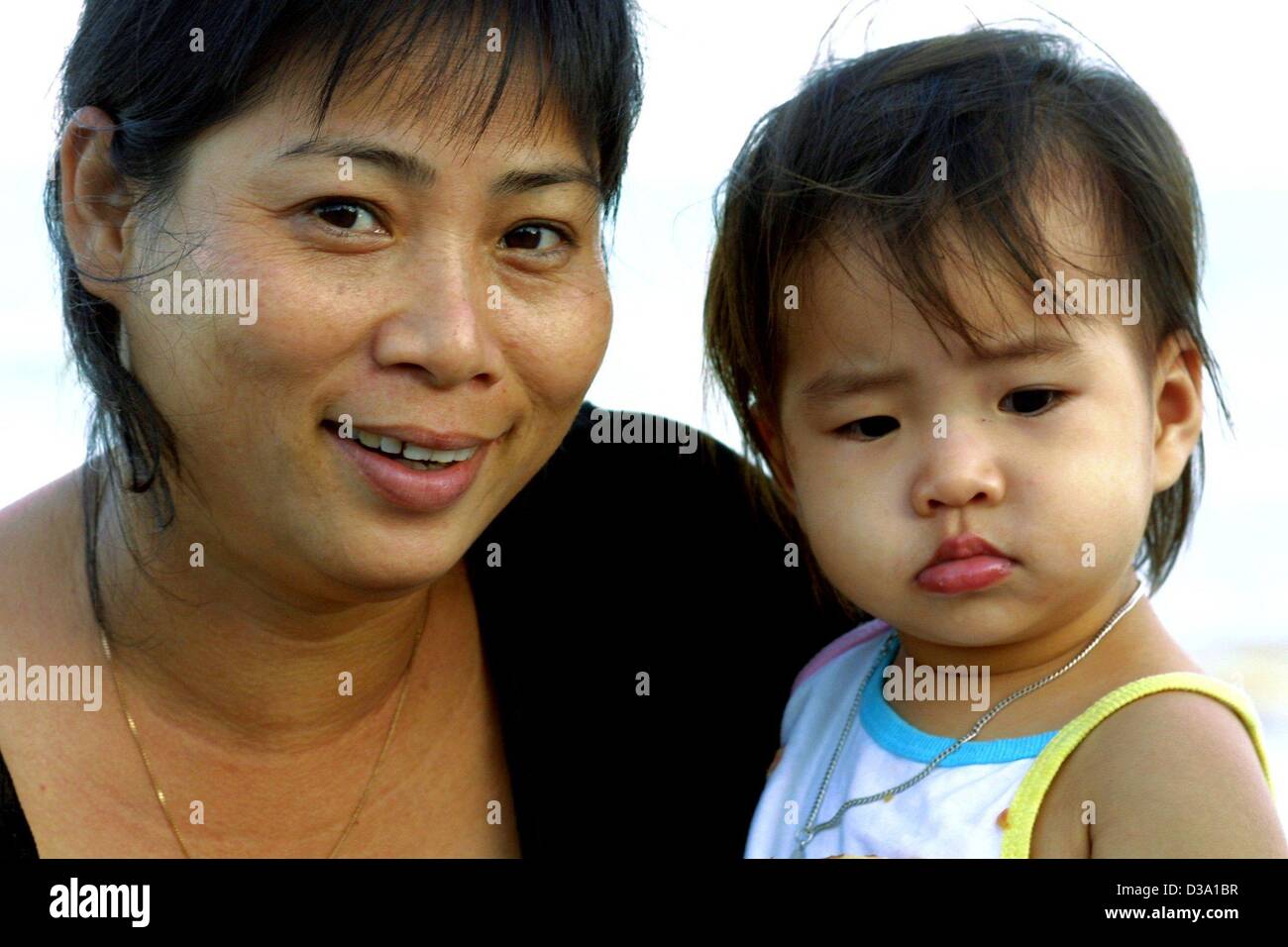 (dpa) - A young Vietnamese mother with her child in Nha Trang, Vietnam ...